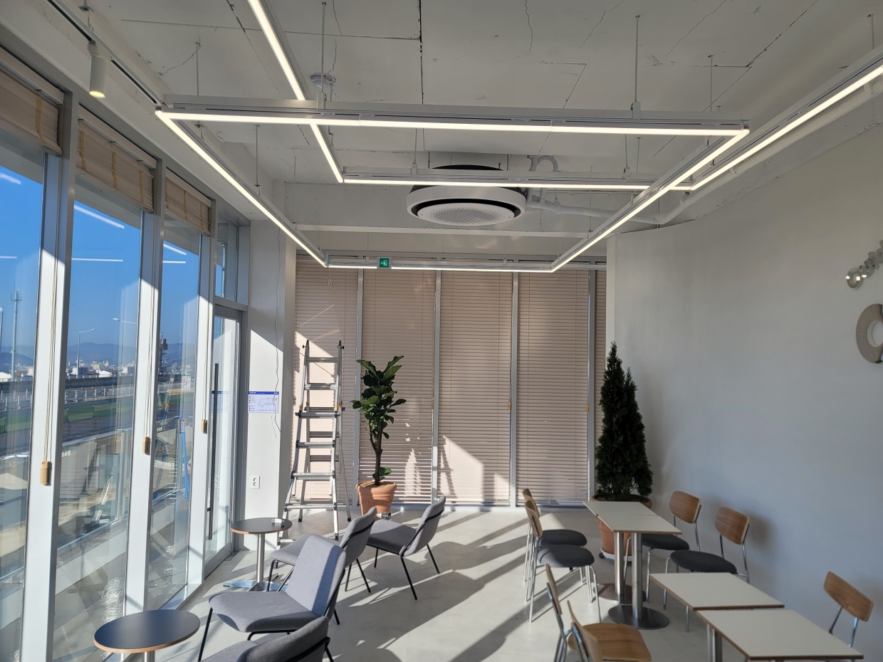 경남 창원시 진해구 OOU(오오유) 진해점 대형 카페 실내,외 스피커 음향 시스템 설치 – AVTEAM