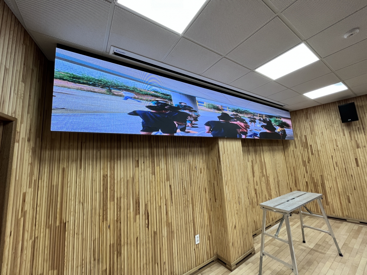 경남 창원 한들초등학교 시청각실 LED 전자 현수막 (전광판) 설치 – AVTEAM